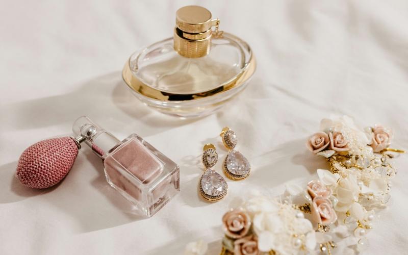 Which perfume sells the most and which perfume smells the best?
