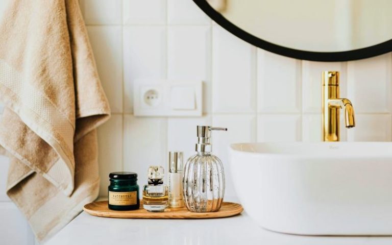 Can perfume be called fragrance & Is fragrance a scent or smell?